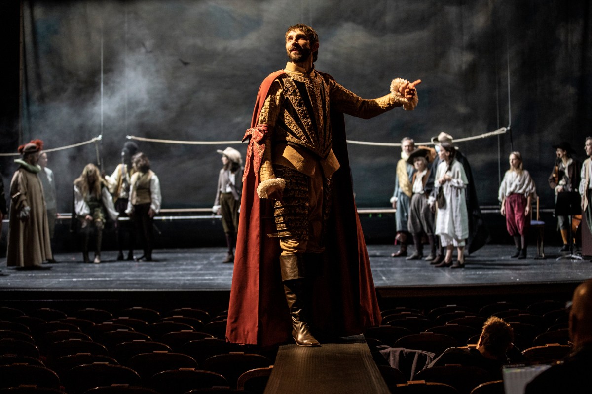 ERIC RUF SIGNE UN « SOULIER DE SATIN MEMORABLE | «INFERNO